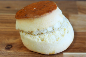 『デメララベーカリー』＠新宿ニュウマンでクリームと味わうドデカいスコーン食べてみた！ ｜ 東京一人旅男子