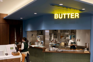 バターを1本丸々のせて食べるホットケーキ！東京駅・丸ビル『BUTTER 美瑛放牧酪農場』 ｜ 東京一人旅男子