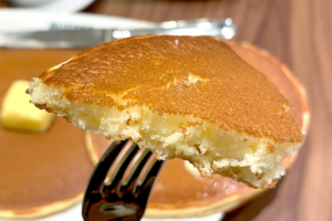 バターを1本丸々のせて食べるホットケーキ！東京駅・丸ビル『BUTTER 美瑛放牧酪農場』 ｜ 東京一人旅男子