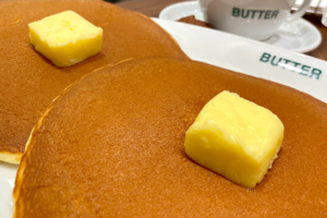 バターを1本丸々のせて食べるホットケーキ！東京駅・丸ビル『BUTTER 美瑛放牧酪農場』 ｜ 東京一人旅男子